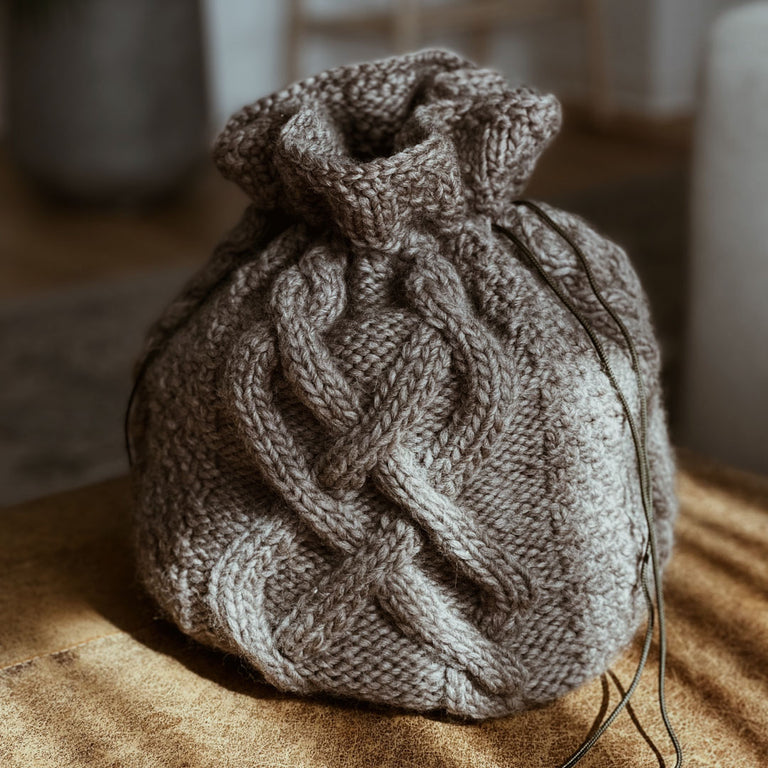 Chunky Comfort Keeper Bag Kit knit in &Make Super Bulky – The Fibre Co.